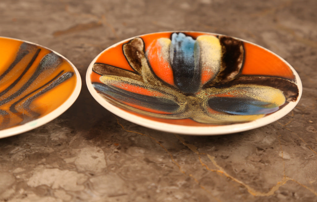 2 Poole pottery pin dishes (1960s) UK – a fold of chairs
